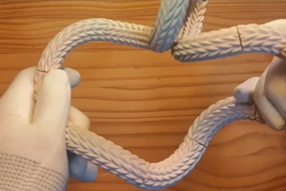 JIG JIG ROPE rolling tangle! A stress-relieving toy, a twisting coil by ...