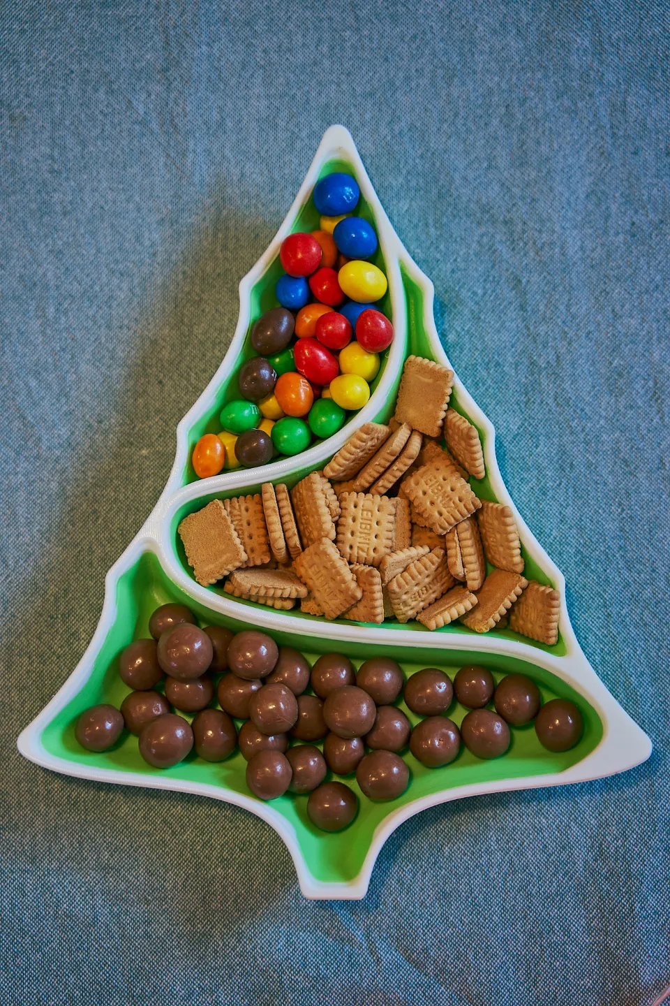 Christmas tree plate for snacks or screws. by rodzyn8910 - MakerWorld