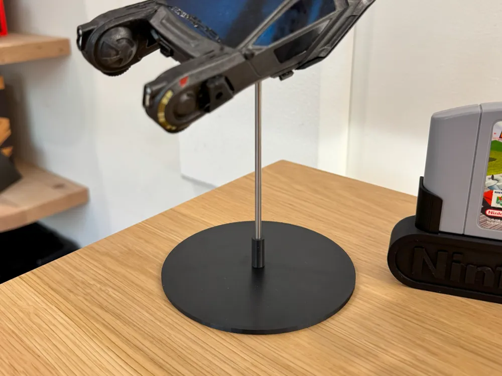 Angled stand for flying and plane models by Jamie Skella - MakerWorld