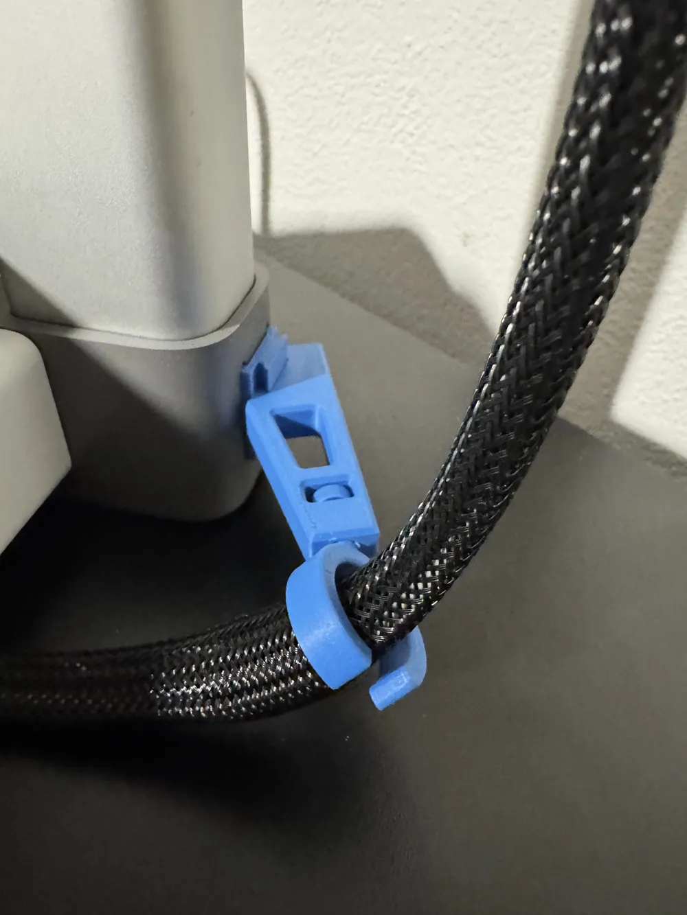 A1 Z-Axis Cable Guide - V2 by Domino MakerWorld: Download Free 3D Models