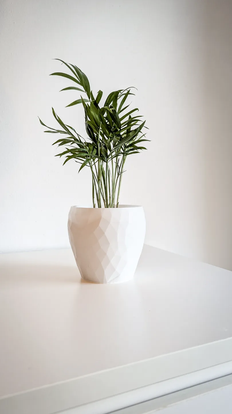 It's just another low poly vase, but I like it! by Gruso - MakerWorld