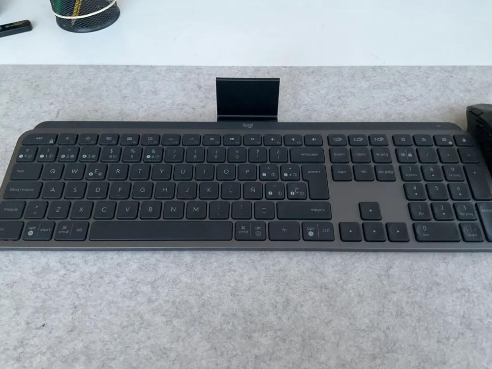 Phone holder for Logitec MXKeys by nachos - MakerWorld