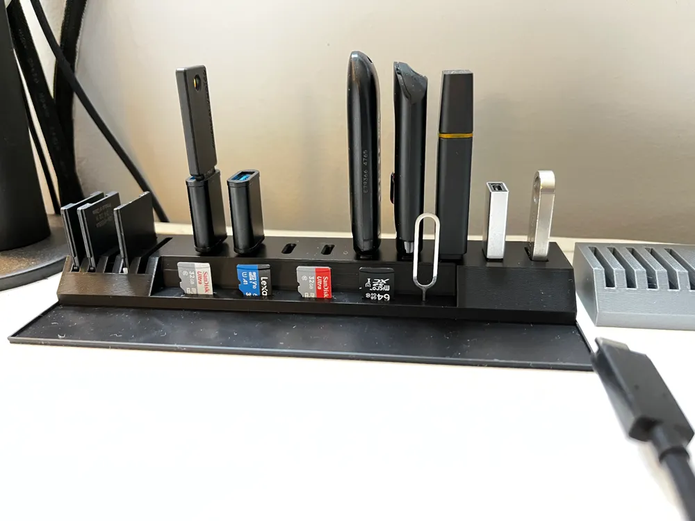 Contemporary USB, Type C, SD, MicroSD Holder by Ceadd L MakerWorld ...