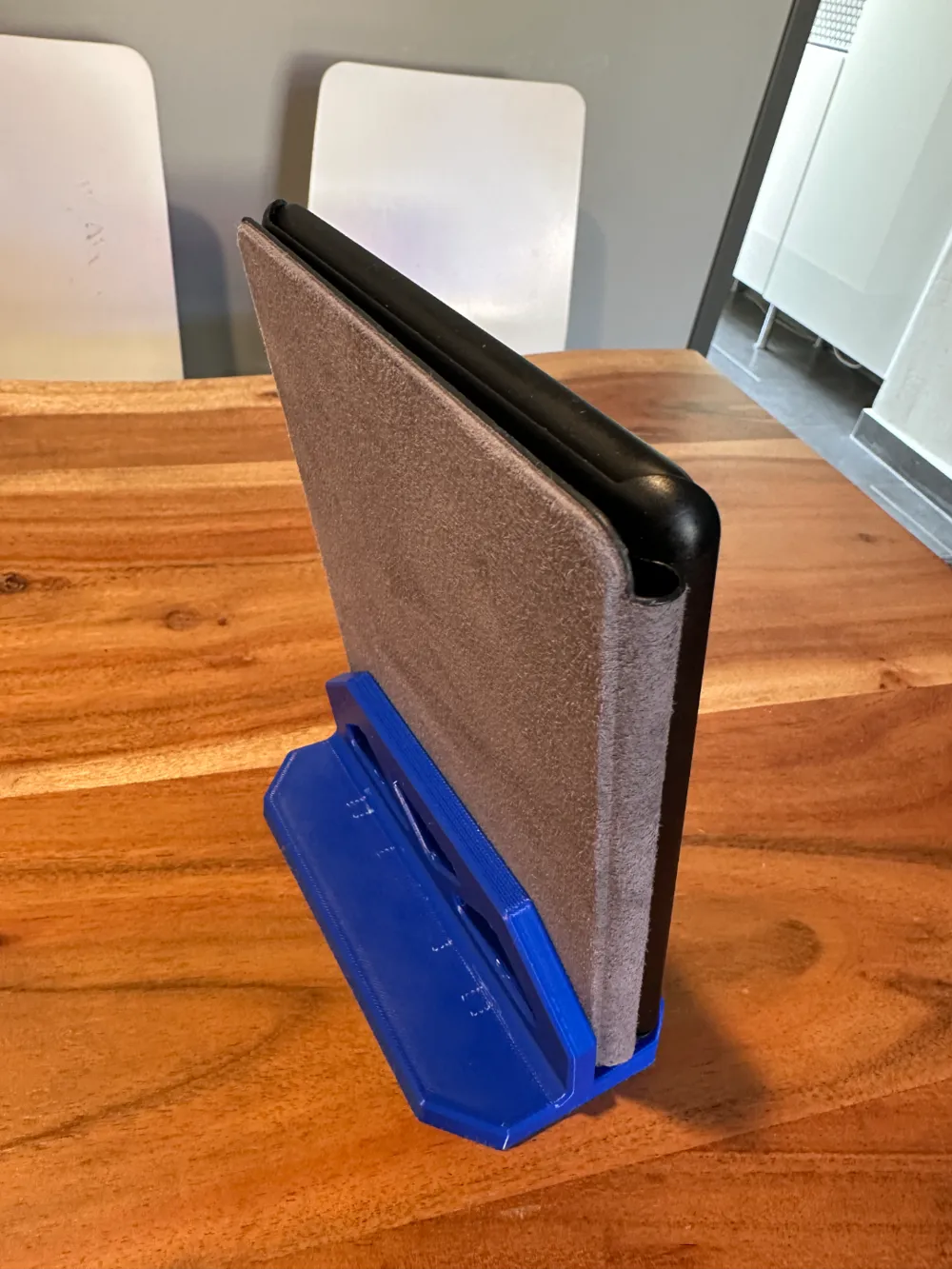 Kindle Stand M2L3EK Paperwhite w/ original cover by m.swagga - MakerWorld