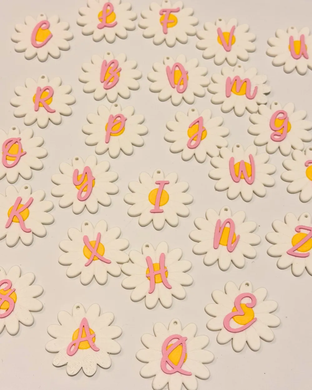 Daisy Flower Initial Keyring, Bag Charm by bloominghandy MakerWorld ...