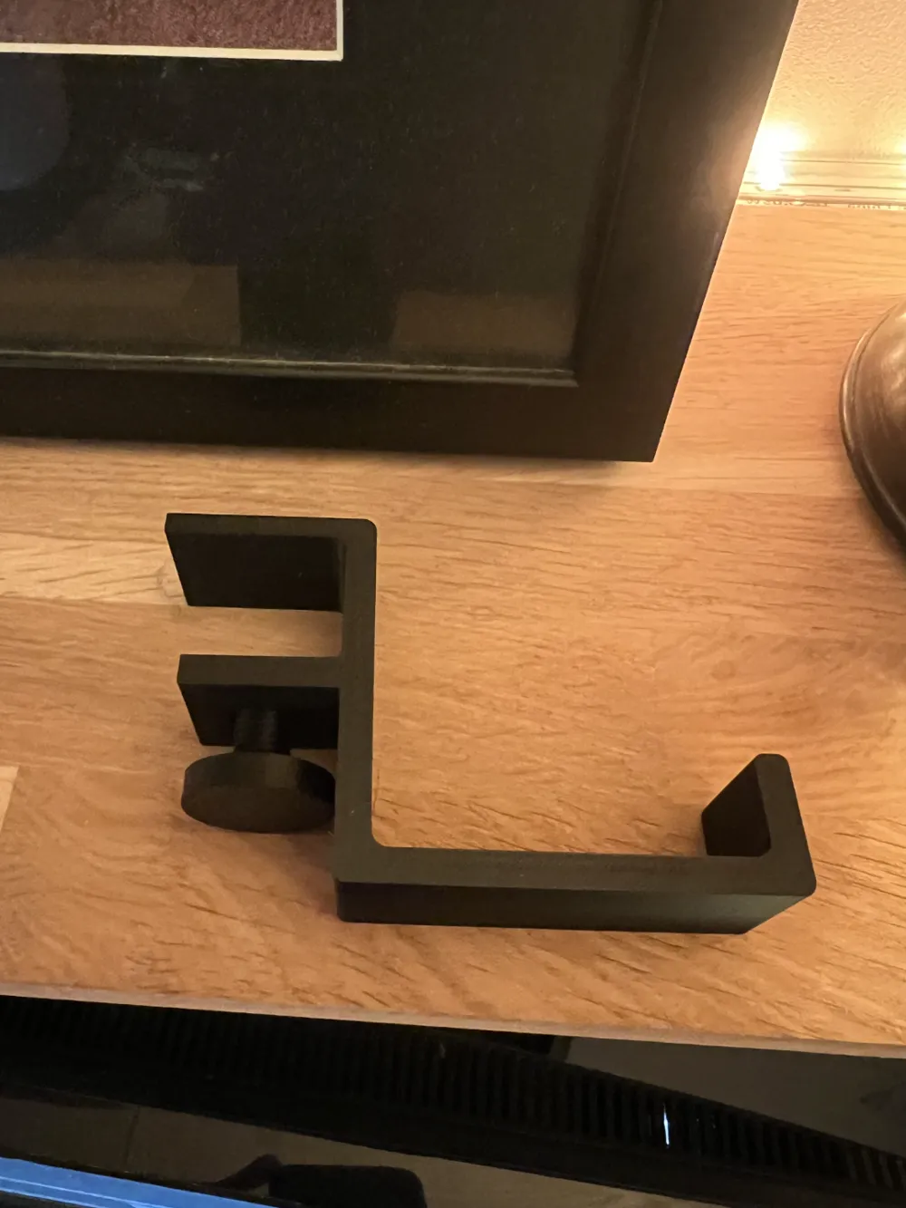 Headphone holder for Shelf by Swarley - MakerWorld