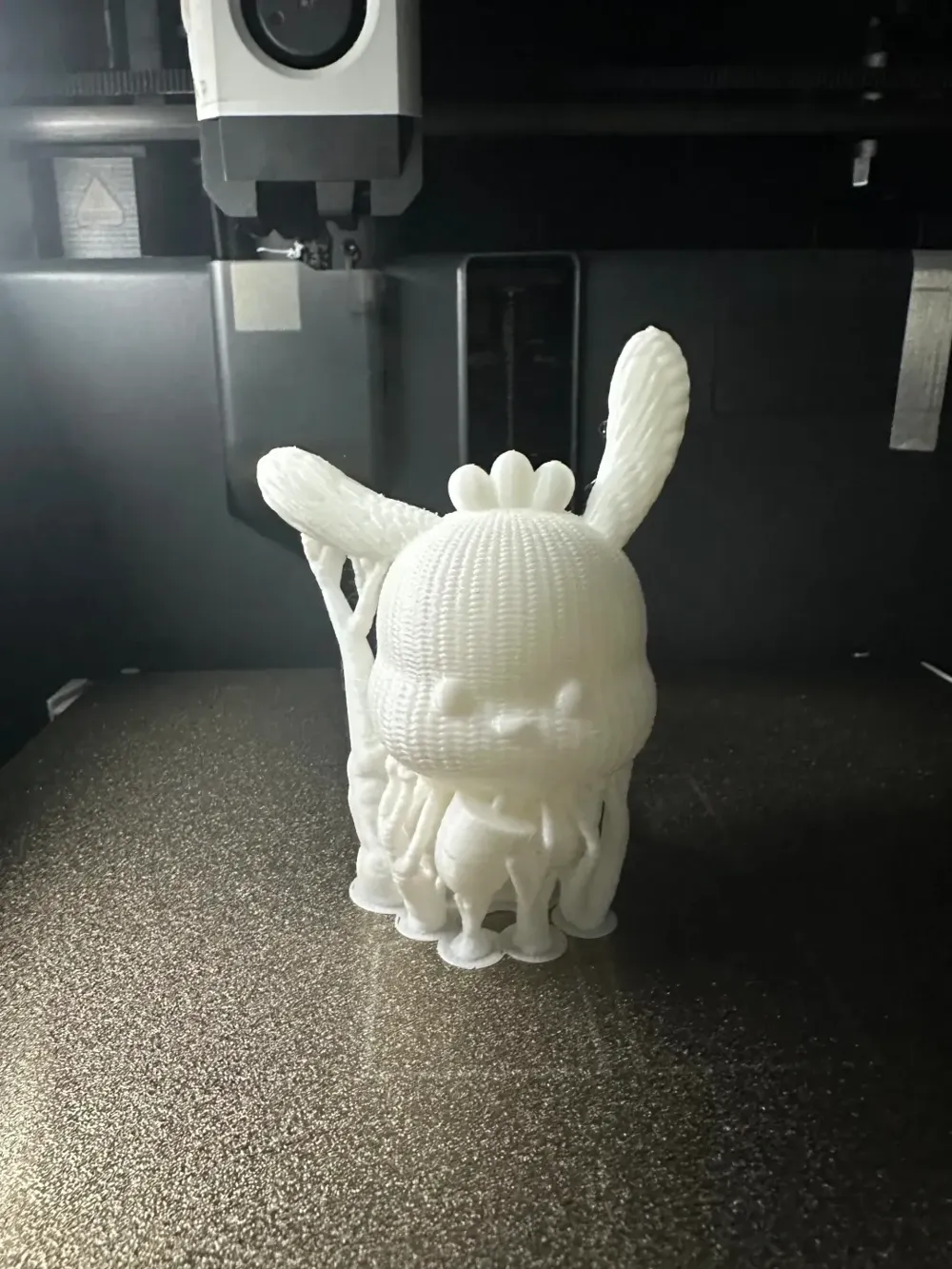 Adorable perro Pocha con orejas largas de punto bebiendo té con leche ...