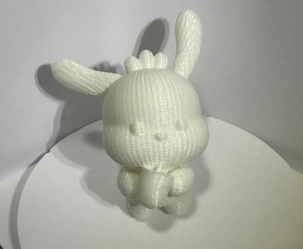 Adorable perro Pocha con orejas largas de punto bebiendo té con leche ...