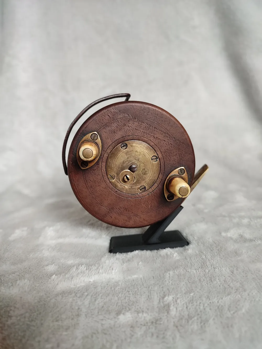 Centrepin fishing reel display stand by AP3X Design - MakerWorld