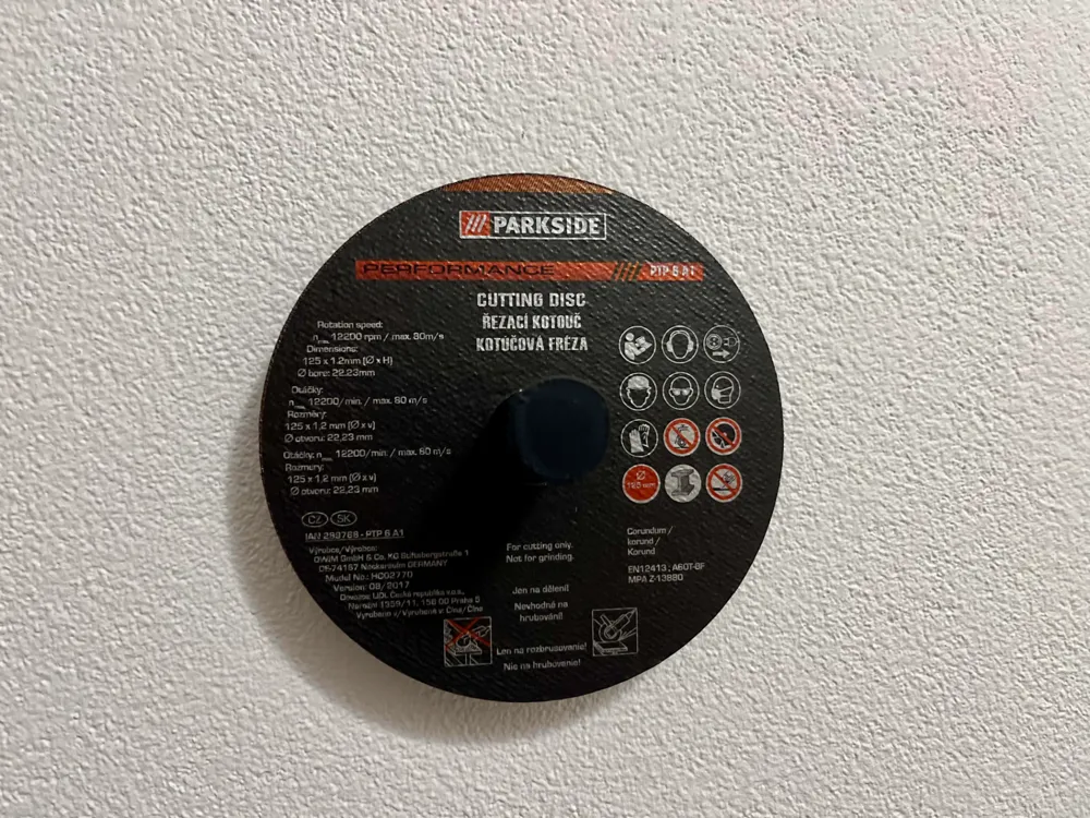 Angle grinder disc holder by Peter H. - MakerWorld