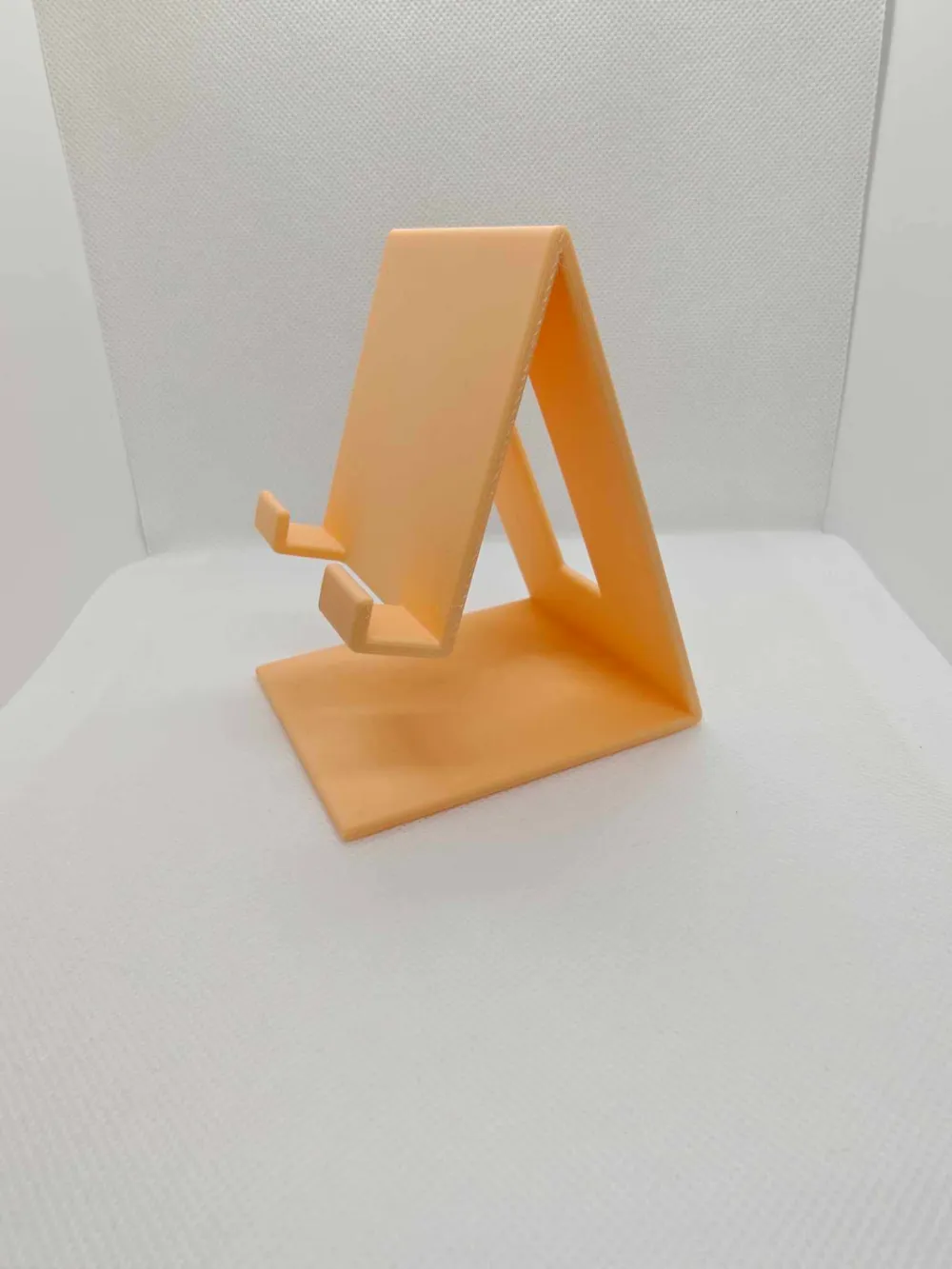 Simple phone stand by Mia Germansen - MakerWorld