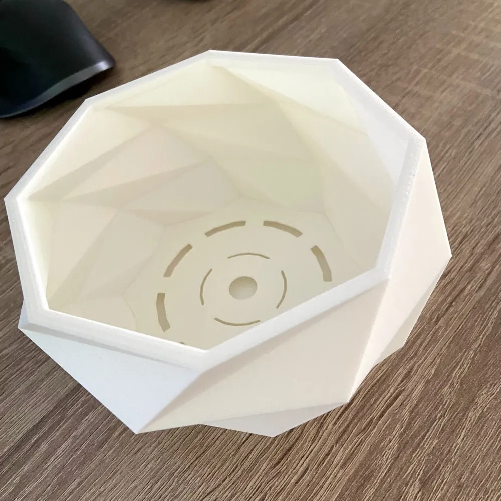 Wide Low Poly Planter with water chamber Remixed by rembomy MakerWorld ...