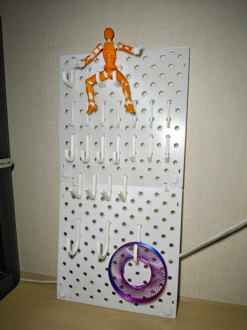 Pegboard with Round Holes and Abundant Hooks by diqi_com - MakerWorld