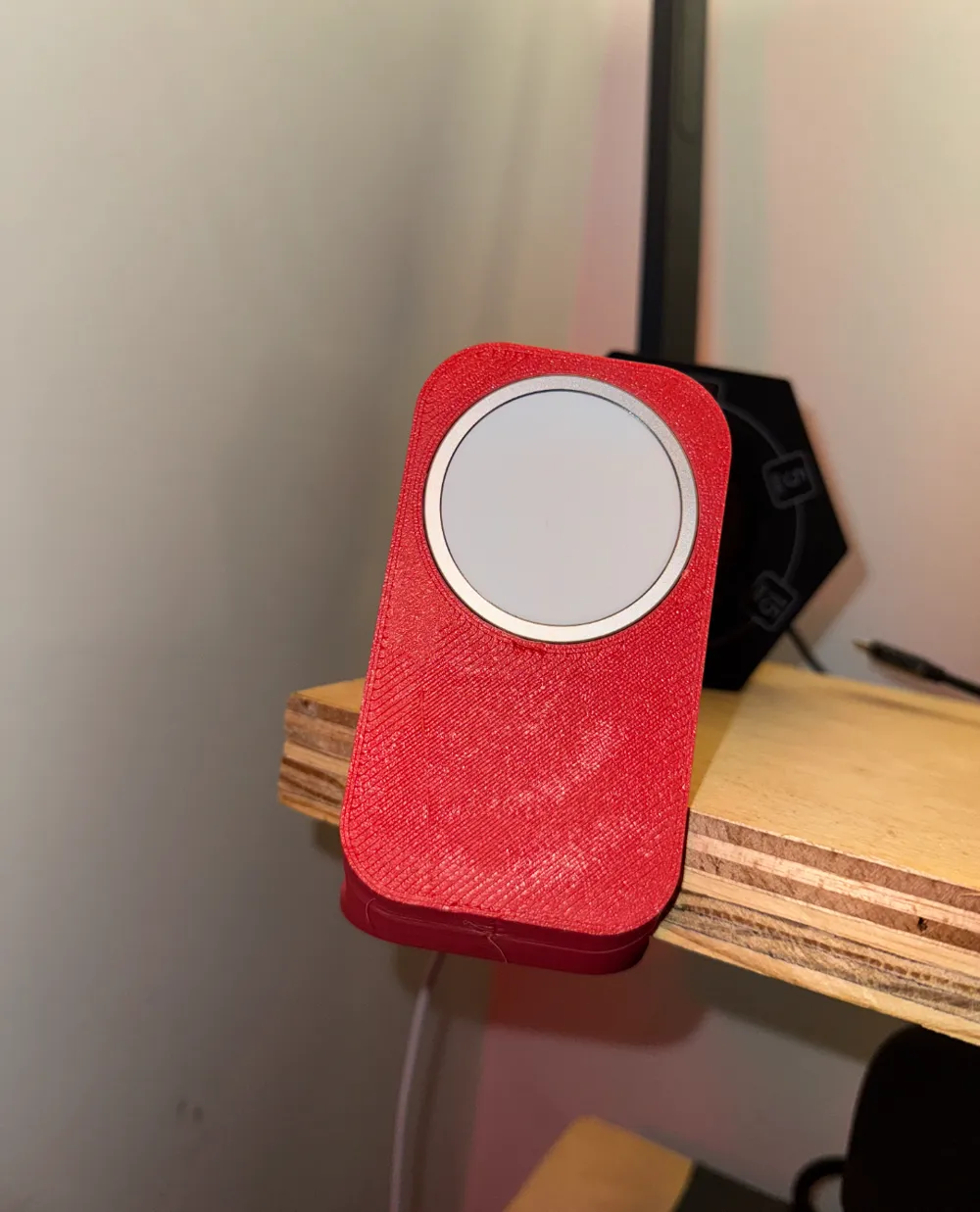 MagSafe desk dock Remixed by Dumb Designs - MakerWorld