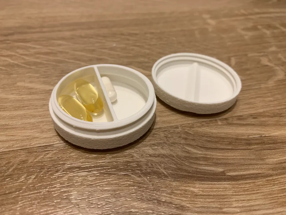 small pill-shaped two-segment pill organizer by Lukas_Ulmer - MakerWorld