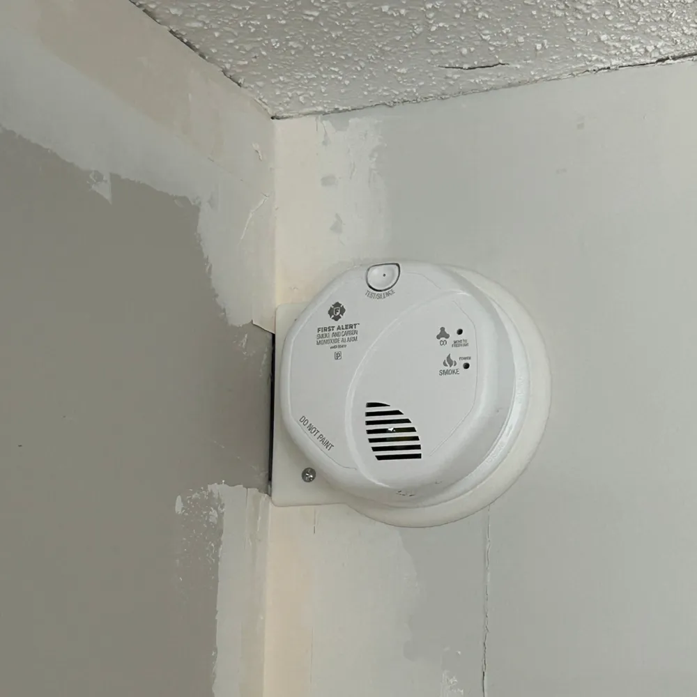 Offset smoke detector mounting plate by Bdhibbs7 - MakerWorld