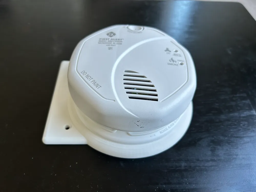 Offset smoke detector mounting plate by Bdhibbs7 - MakerWorld