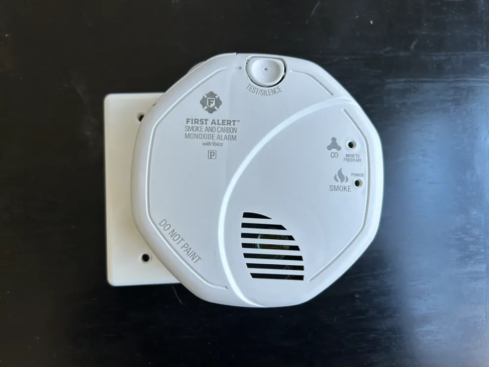 Offset smoke detector mounting plate by Bdhibbs7 - MakerWorld