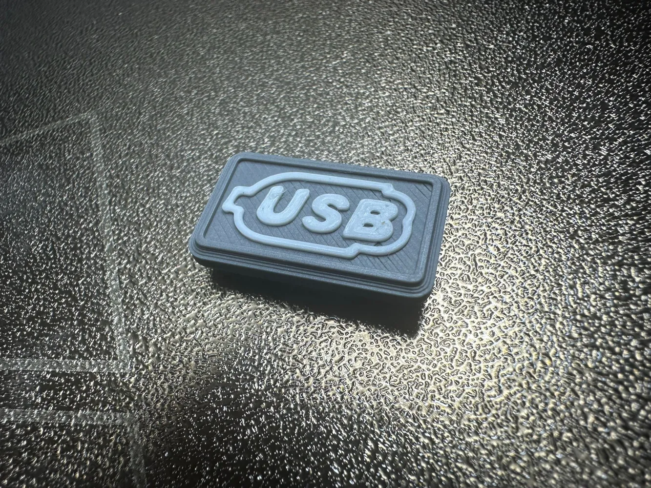 适用于 Bambu Lab P2S / H2S / H2D 的USB防尘盖 - 免费 3D 打印模型 - MakerWorld