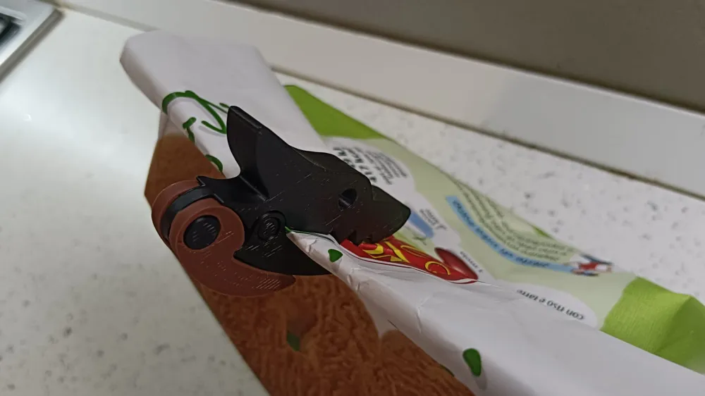 Wolf Dog Clip / Sealer - Free 3D Print Model - MakerWorld