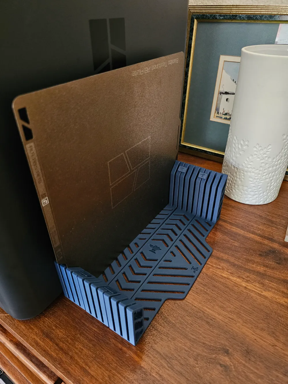 Expandable Build Plate Stand (P1P,P1S,X1C) by The DesignForge - MakerWorld