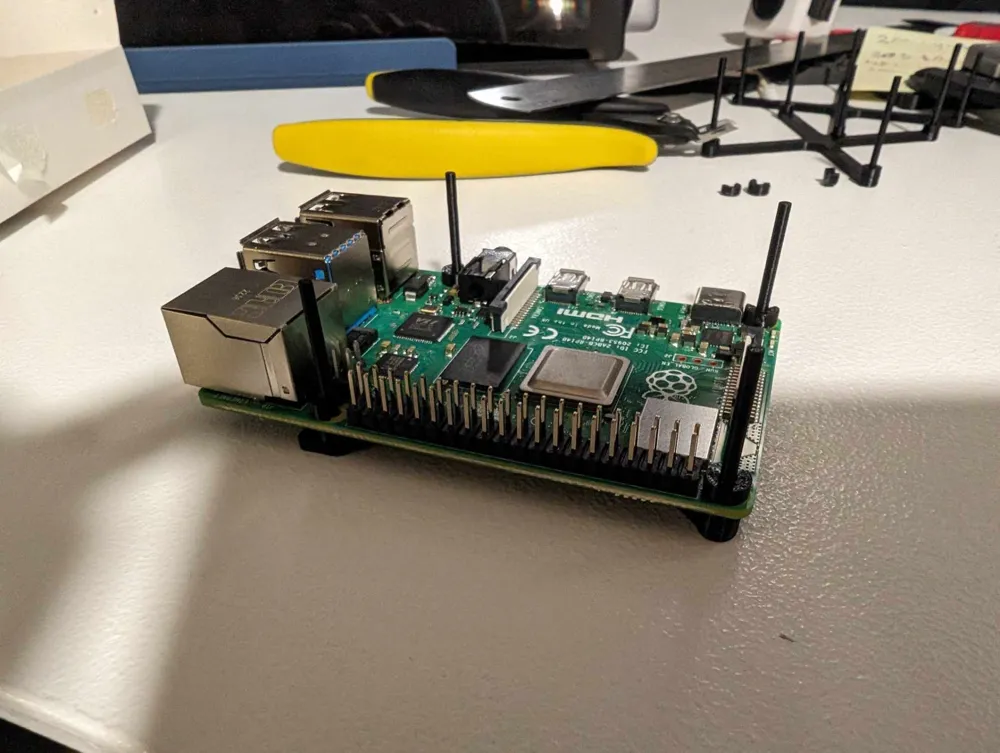 Raspberry Pi 4 stand - low weight and expandable by Jiwestam - MakerWorld