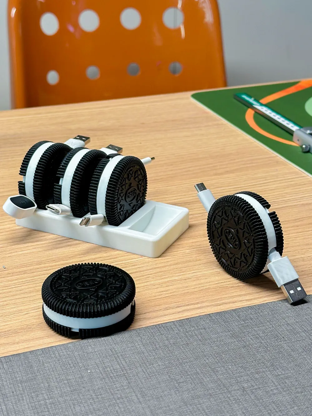 Oreo Cable Winder, 27g fully disassembled! Makes a great desk ornament ...