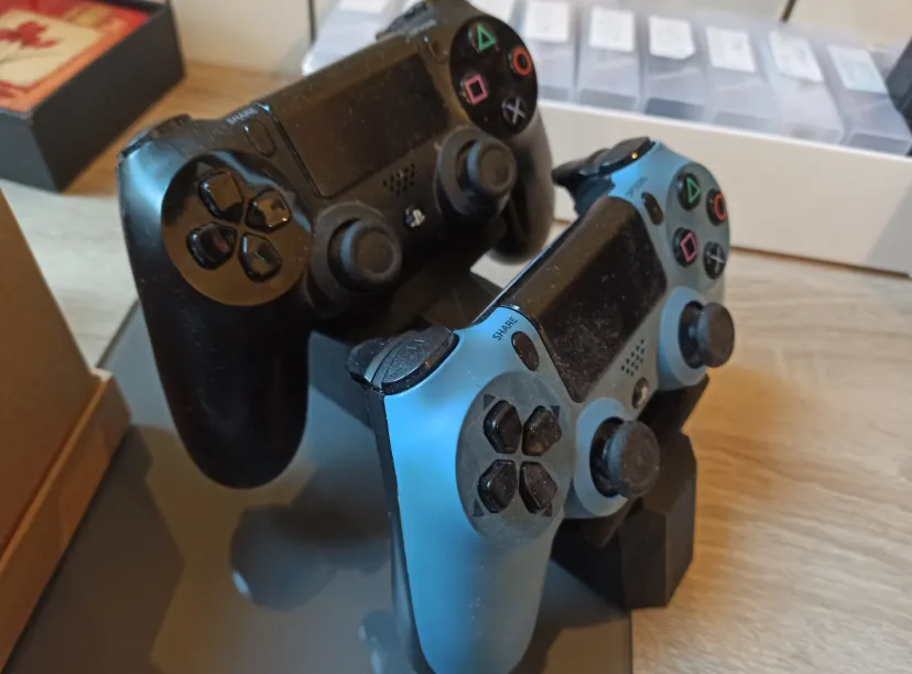 Double PS4 controller stand by JirkaKral - MakerWorld
