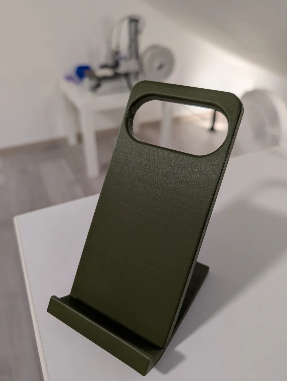 Pixel 9 (Pro) smartphone stand - Free 3D Print Model - MakerWorld