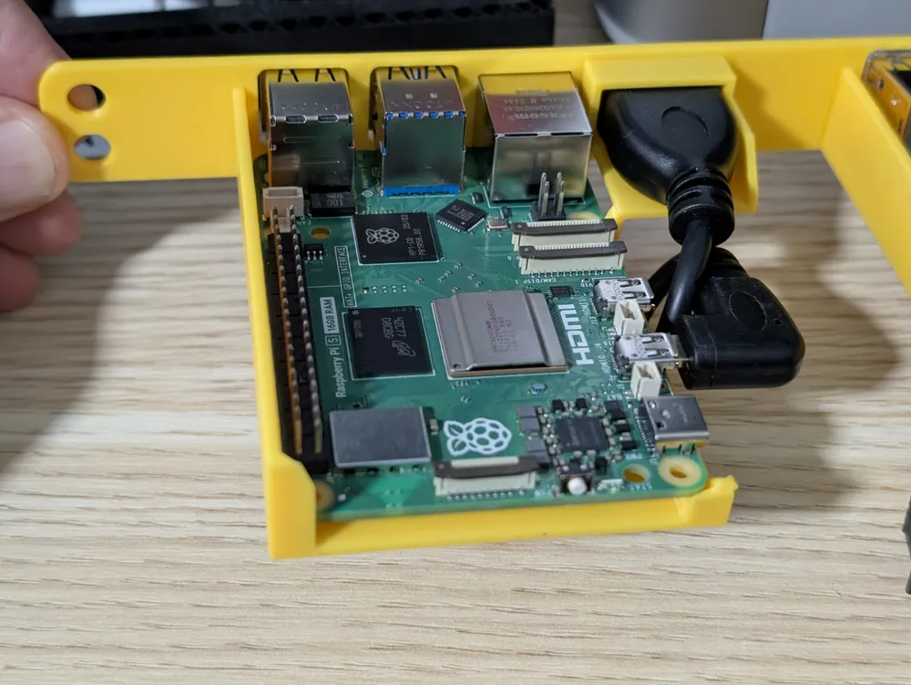 Raspberry Pi 5 Pi 3 机架安装 10" HDMI螺丝卡扣 来自 ZeroPrint MakerWorld：免费下载 3D 模型