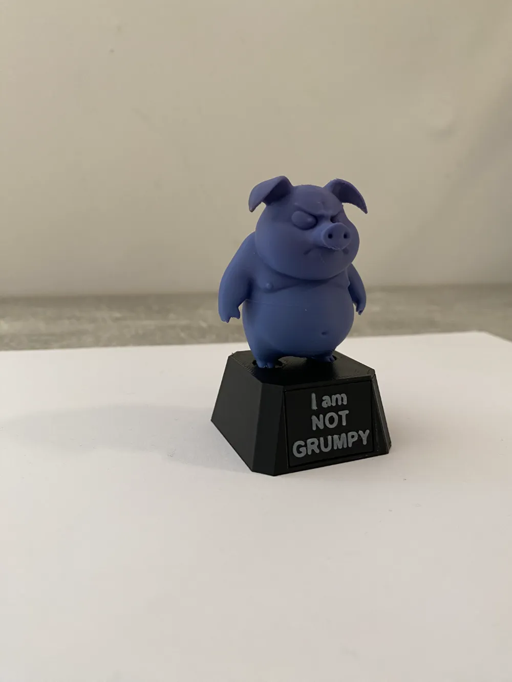 Podium for GRUMPY PIG by Pedderick Designs - MakerWorld