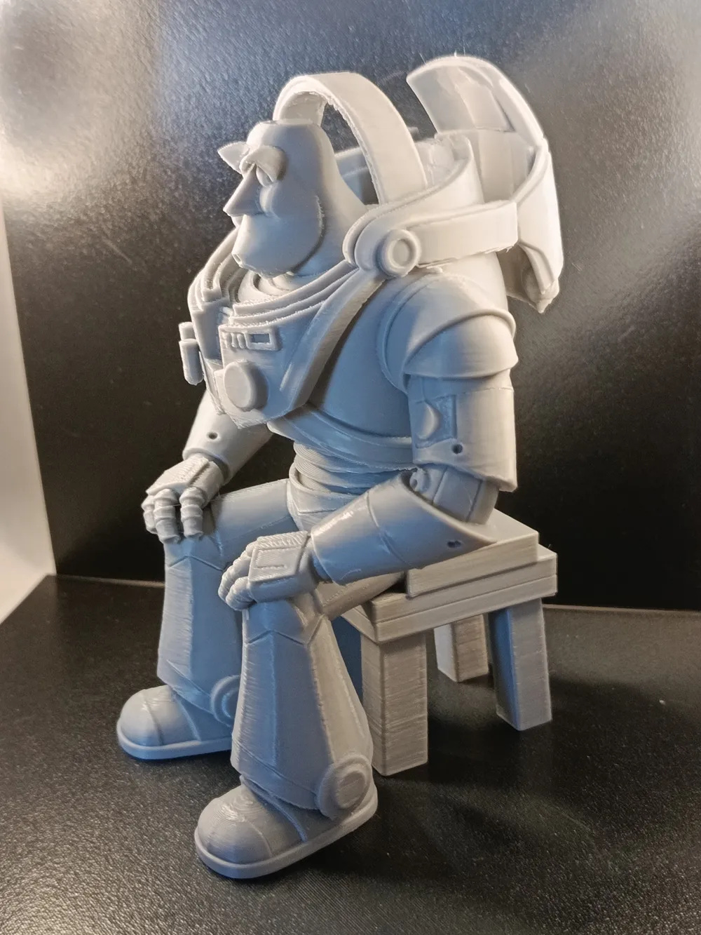 Buzz V2, seated on a chair by Neoflix3d MakerWorld: Download Free 3D Models