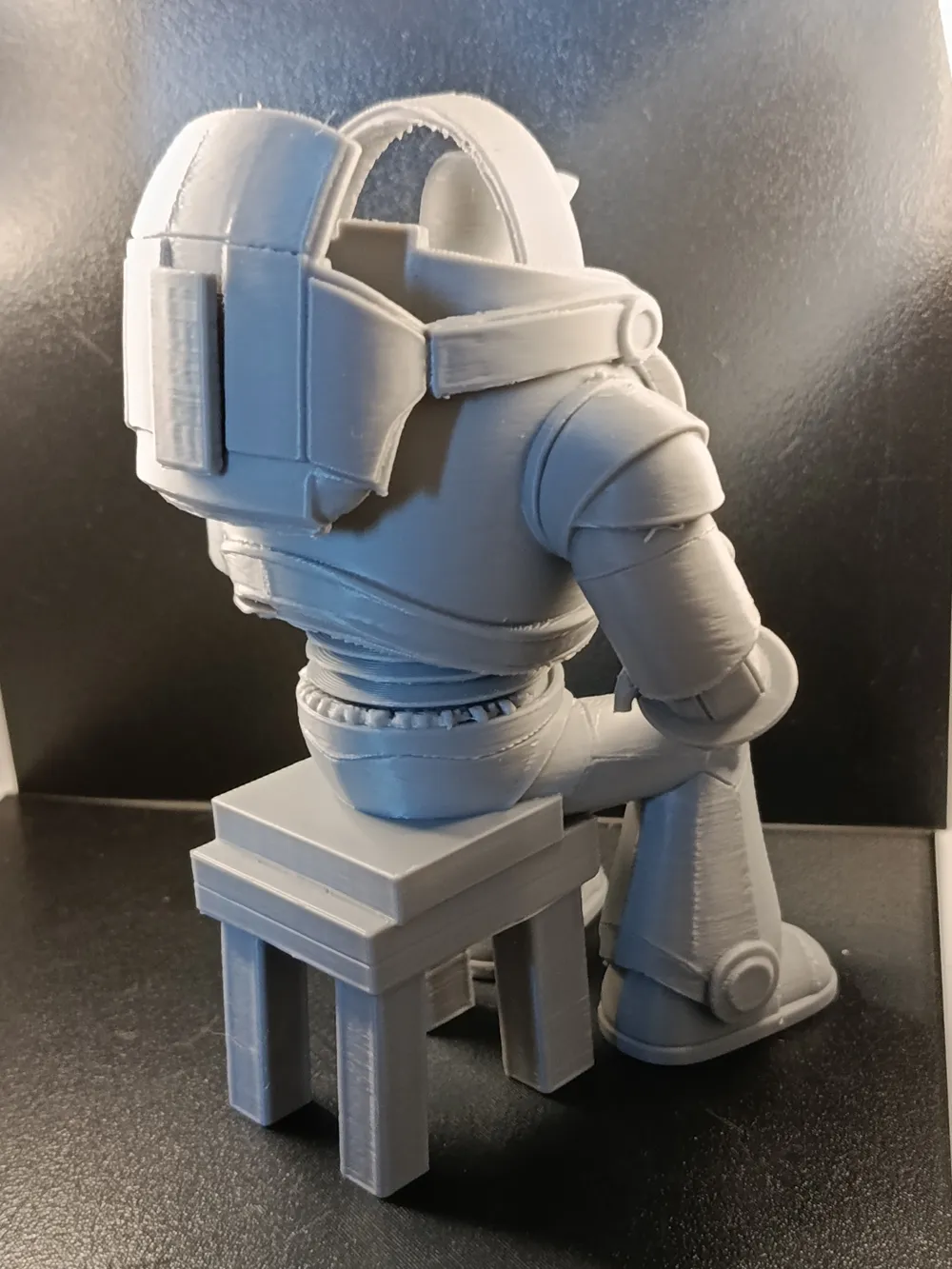 Buzz V2, seated on a chair by Neoflix3d MakerWorld: Download Free 3D Models