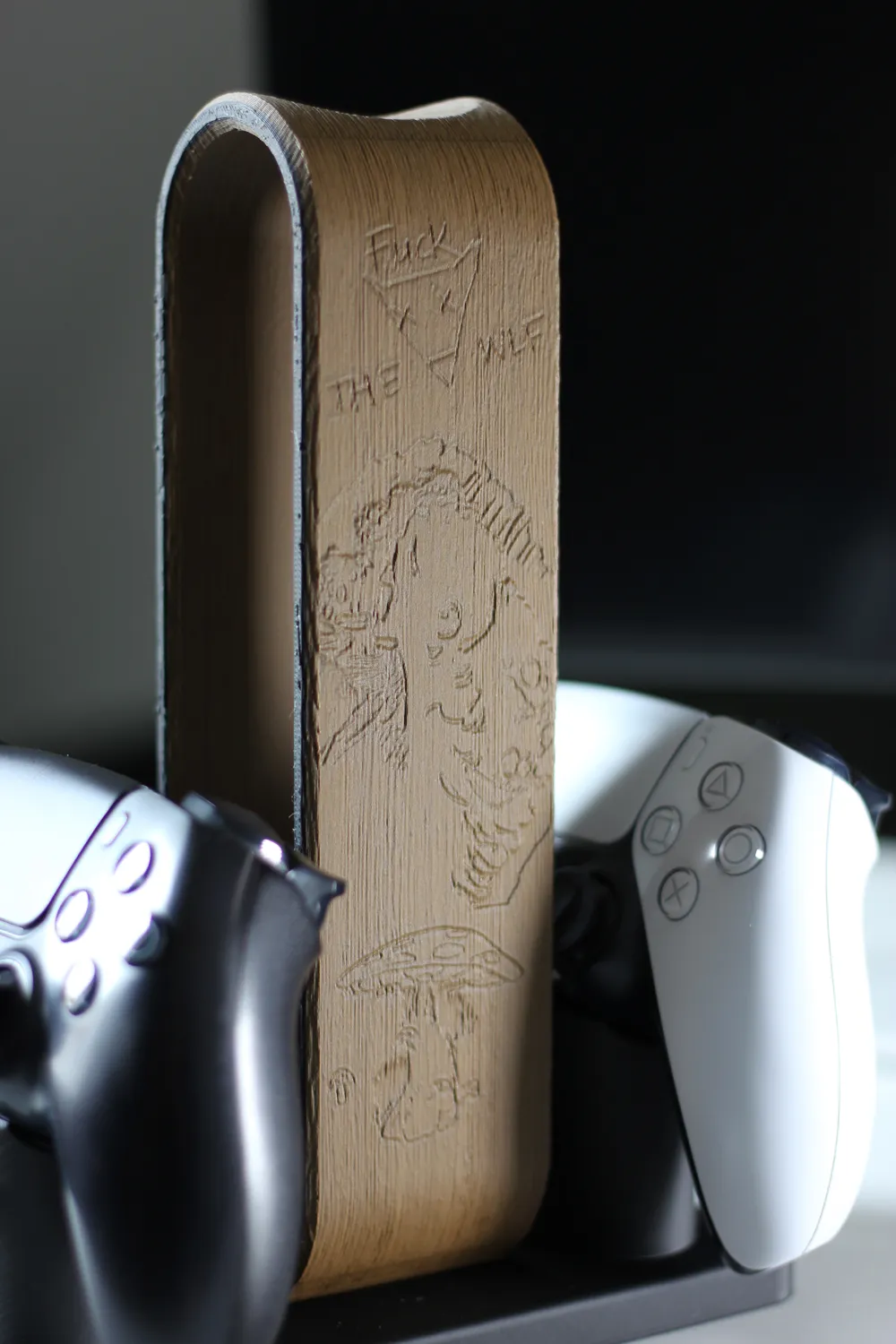Headphone + Dual Controller Stand inspired TLOU 2 by Post ...