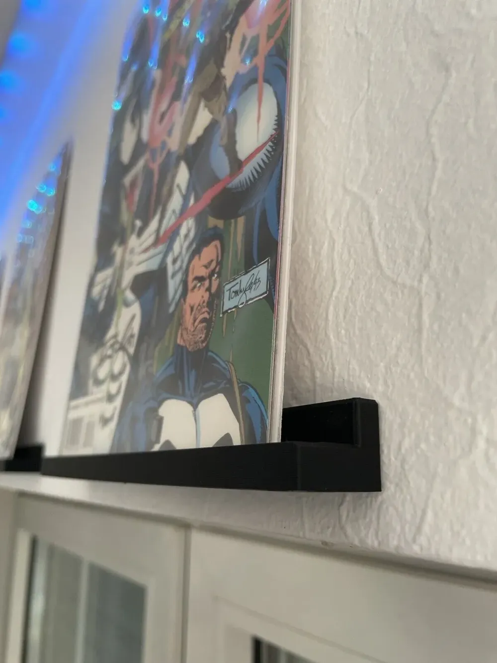 Comic holder wall by Landvoigt - MakerWorld