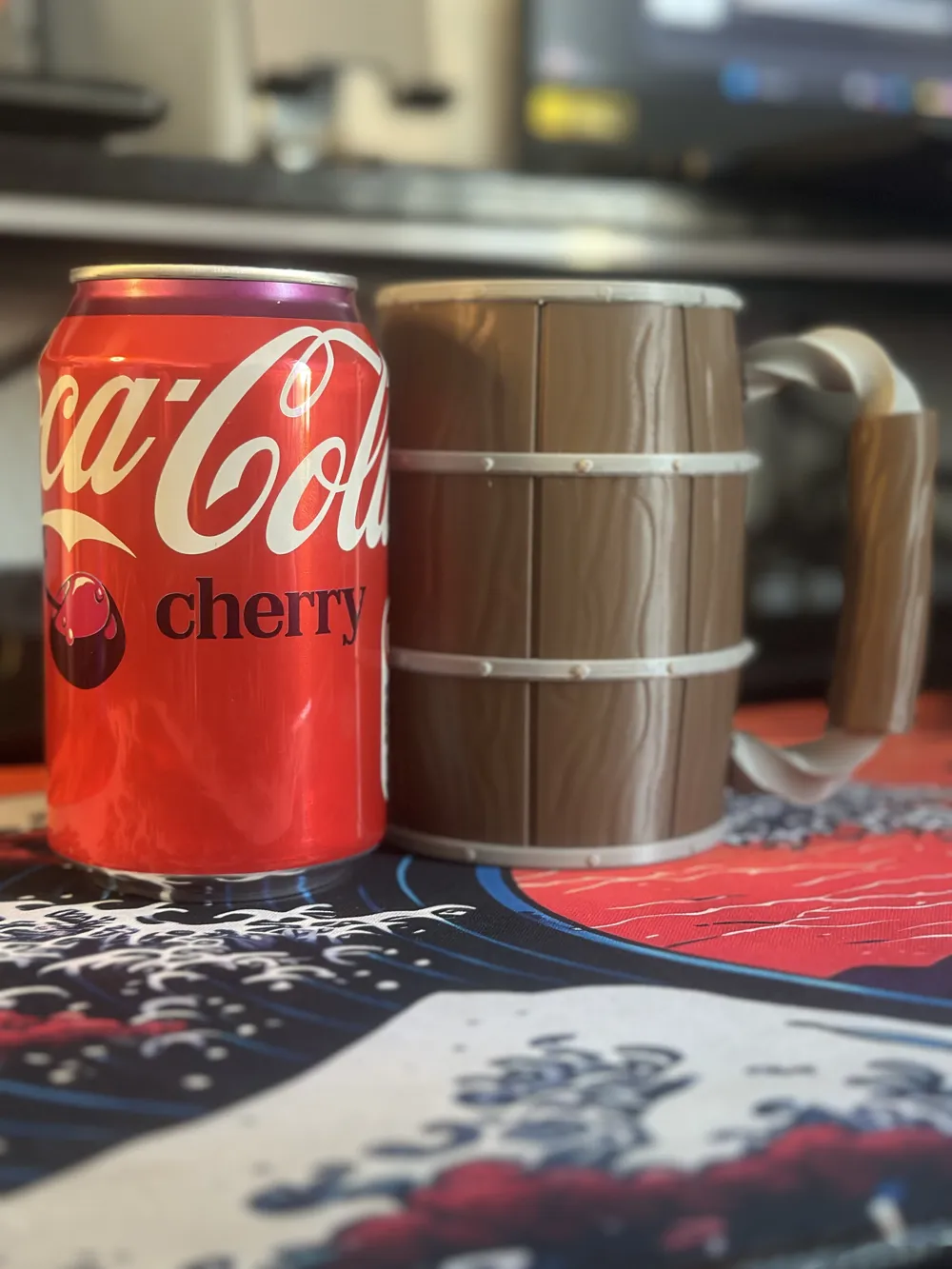 Enfriador de latas tipo barril con asa y textura - 330ml - Modelo de ...