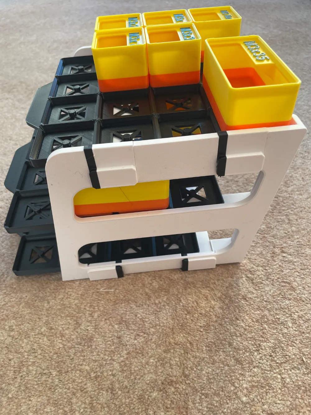 Estantería de almacenamiento de bandeja de rejilla Gridfinity 4x4 con pasador 3 Remezclado por ...