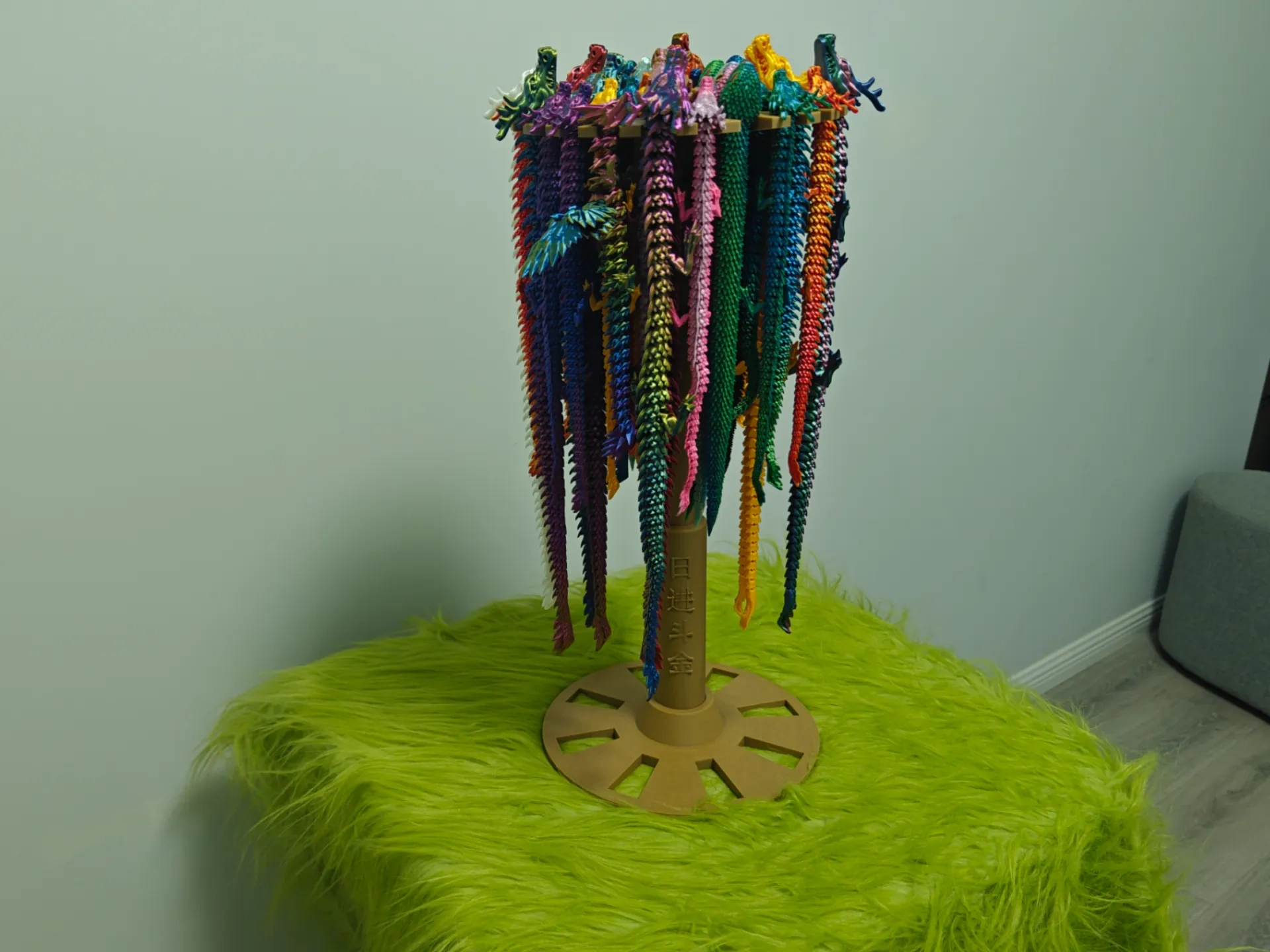 A versatile stand for market stalls, solving vertical space placement ...