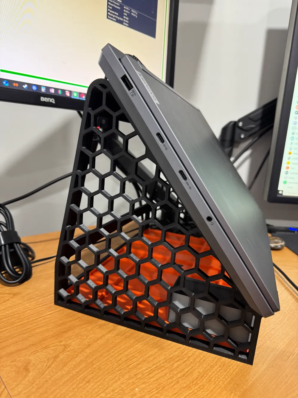 Laptop Riser with Honeycomb Wall & Gridfinity by imp22b MakerWorld ...