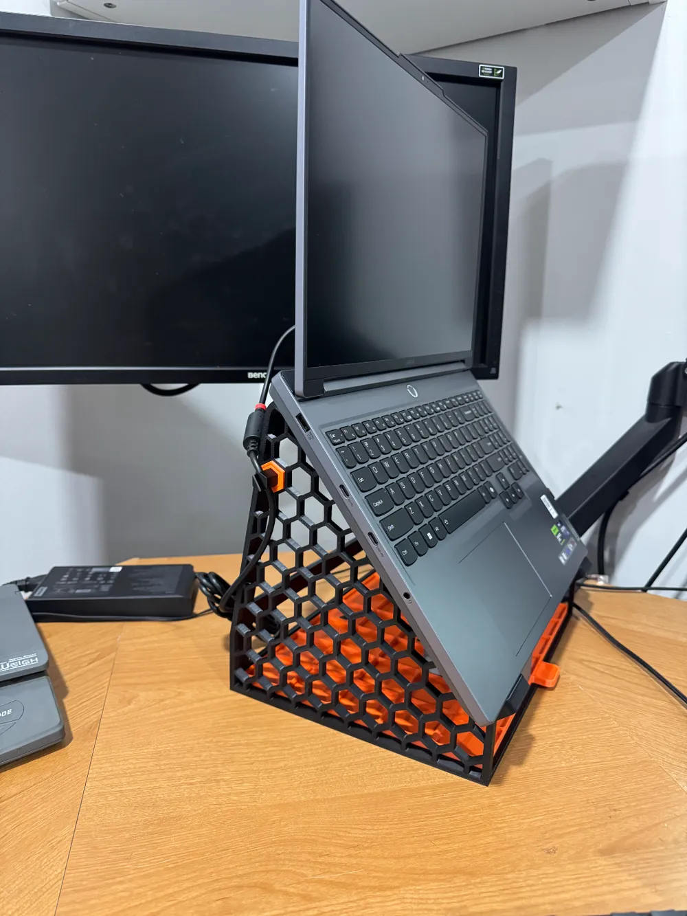 Laptop Riser with Honeycomb Wall & Gridfinity - Free 3D Print Model ...