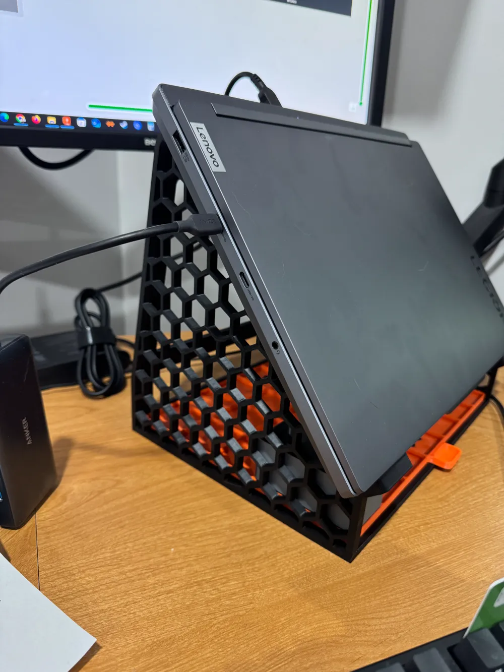 Laptop Riser with Honeycomb Wall & Gridfinity by imp22b MakerWorld ...
