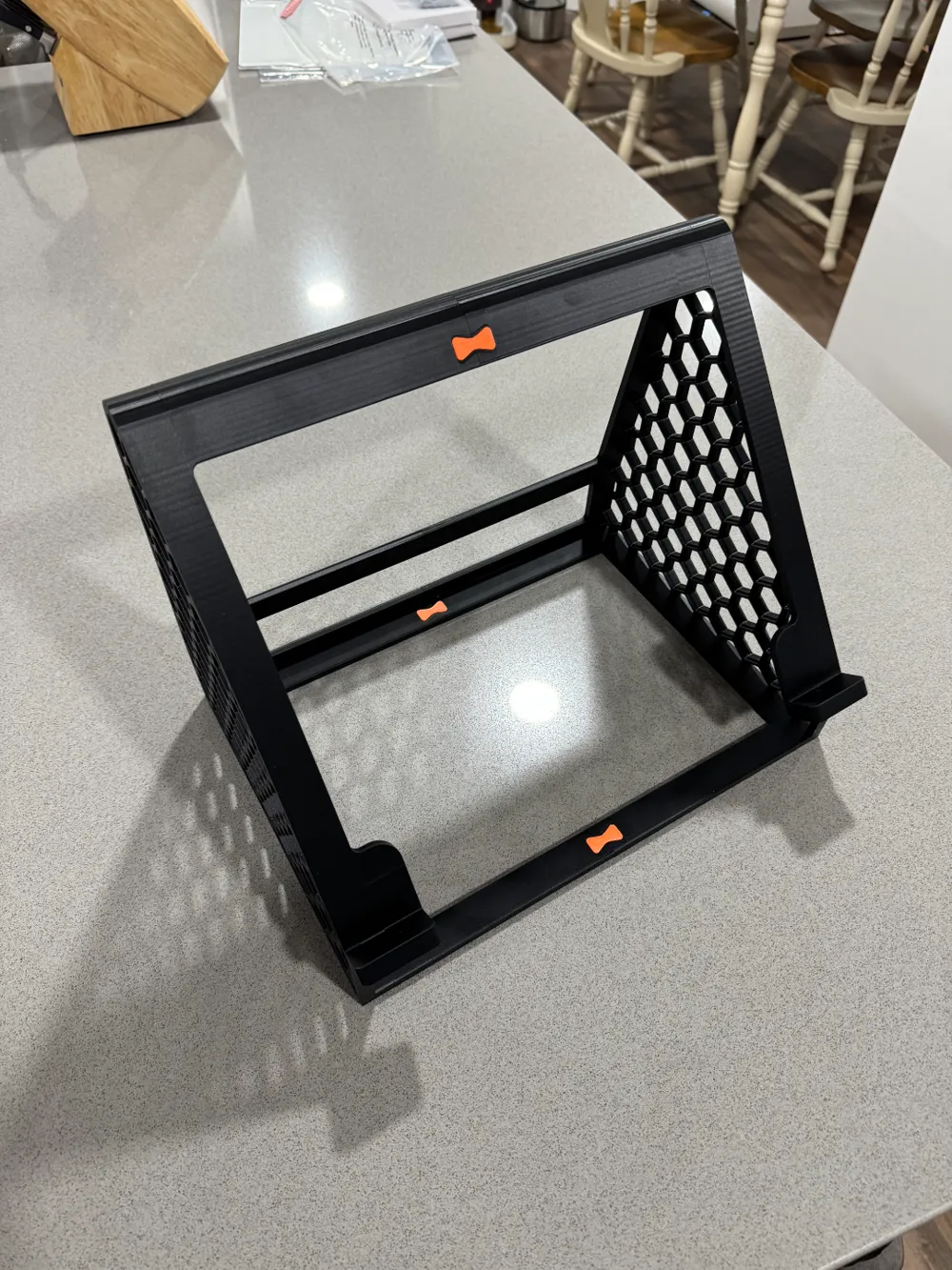 Laptop Riser with Honeycomb Wall & Gridfinity by imp22b MakerWorld ...