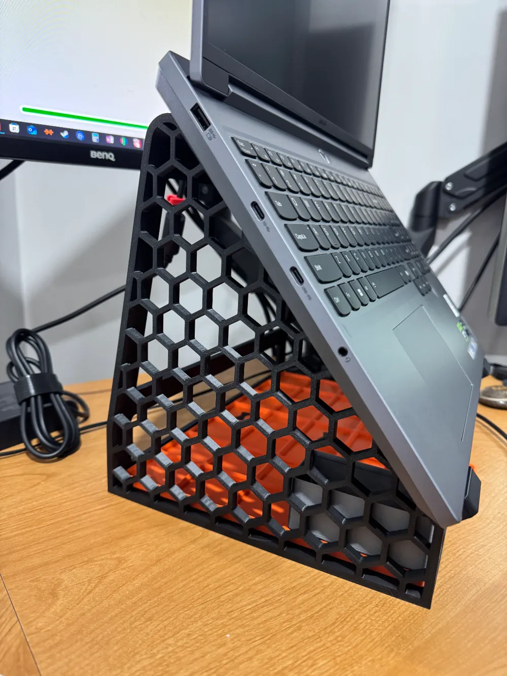 Laptop Riser with Honeycomb Wall & Gridfinity - Free 3D Print Model ...