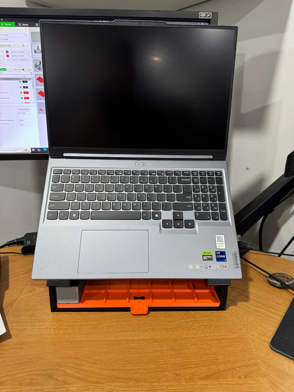 Laptop Riser with Honeycomb Wall & Gridfinity by imp22b MakerWorld ...