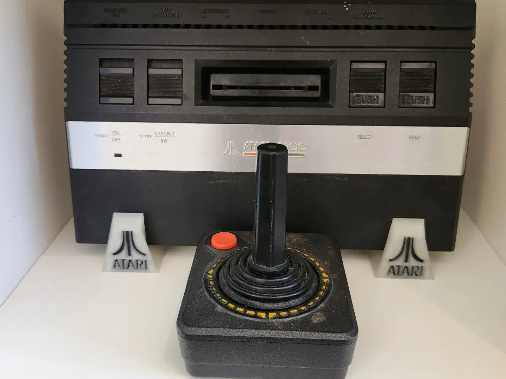 Atari 2600 Vertical Stands Remixed by Duke Silver MakerWorld: Download ...