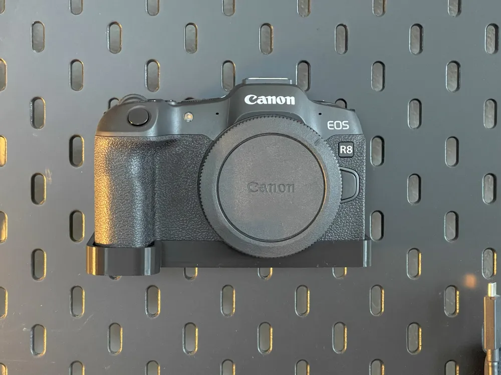 Canon R8 camera mount for skadis by AlcatrazMakerWorld: Download Free ...