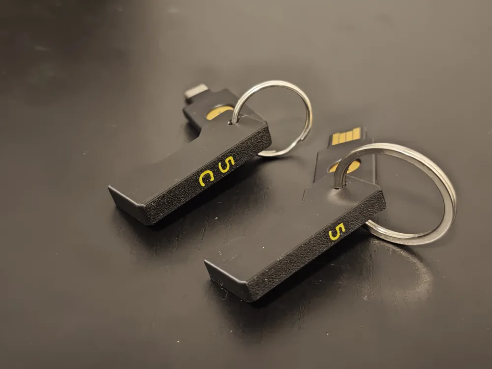 Yubikey NFC 5 和 5C 带指示灯保护套 二次创作 - 来自 eladio_tercios MakerWorld：免费下载 3D 模型