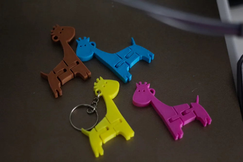 Flexi giraffe Keychain Articulated by makerhek MakerWorld: Download ...
