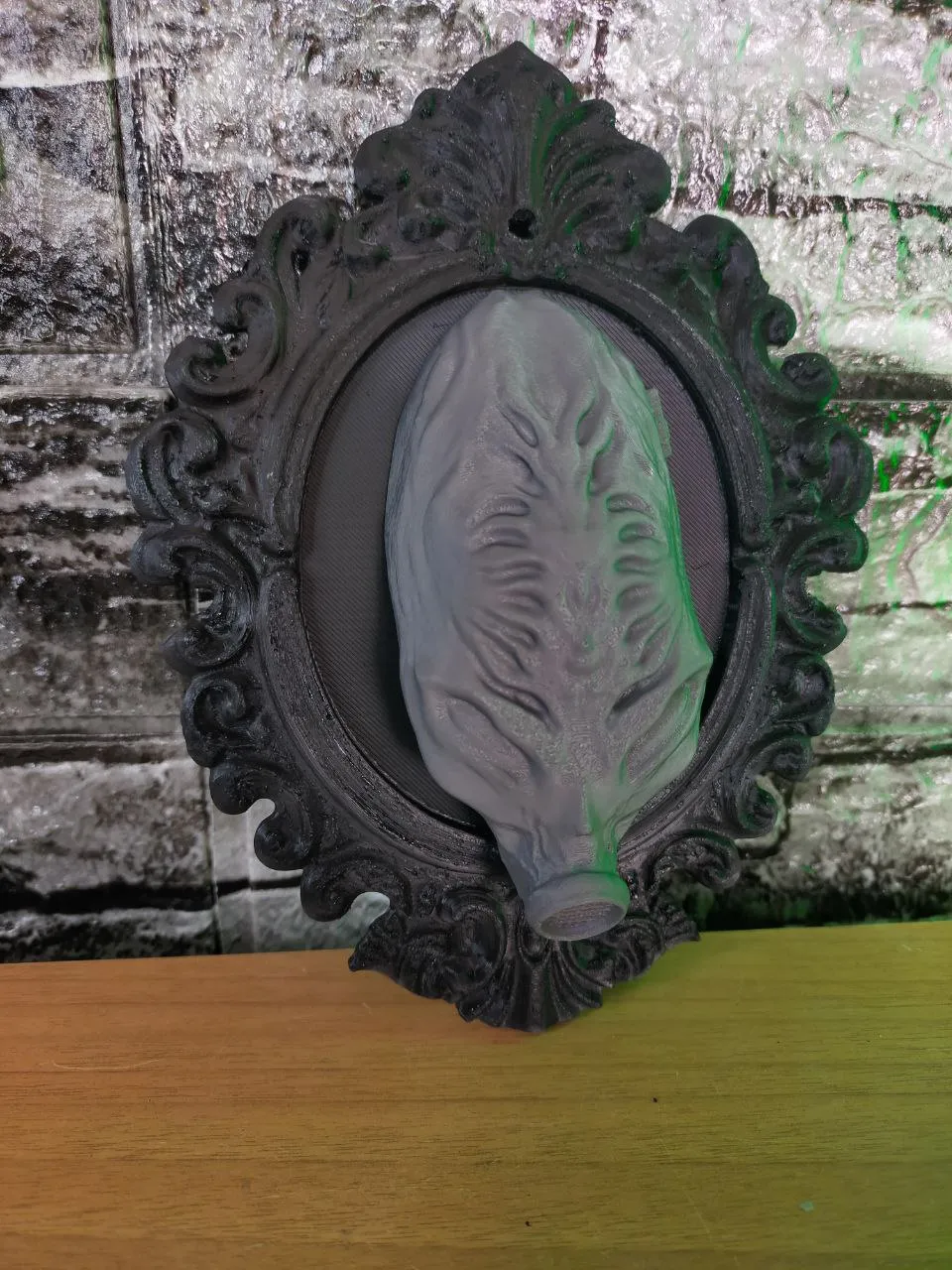 ALIEN FRAME – Gothic Sci-Fi Wall Art - Free 3D Print Model - MakerWorld