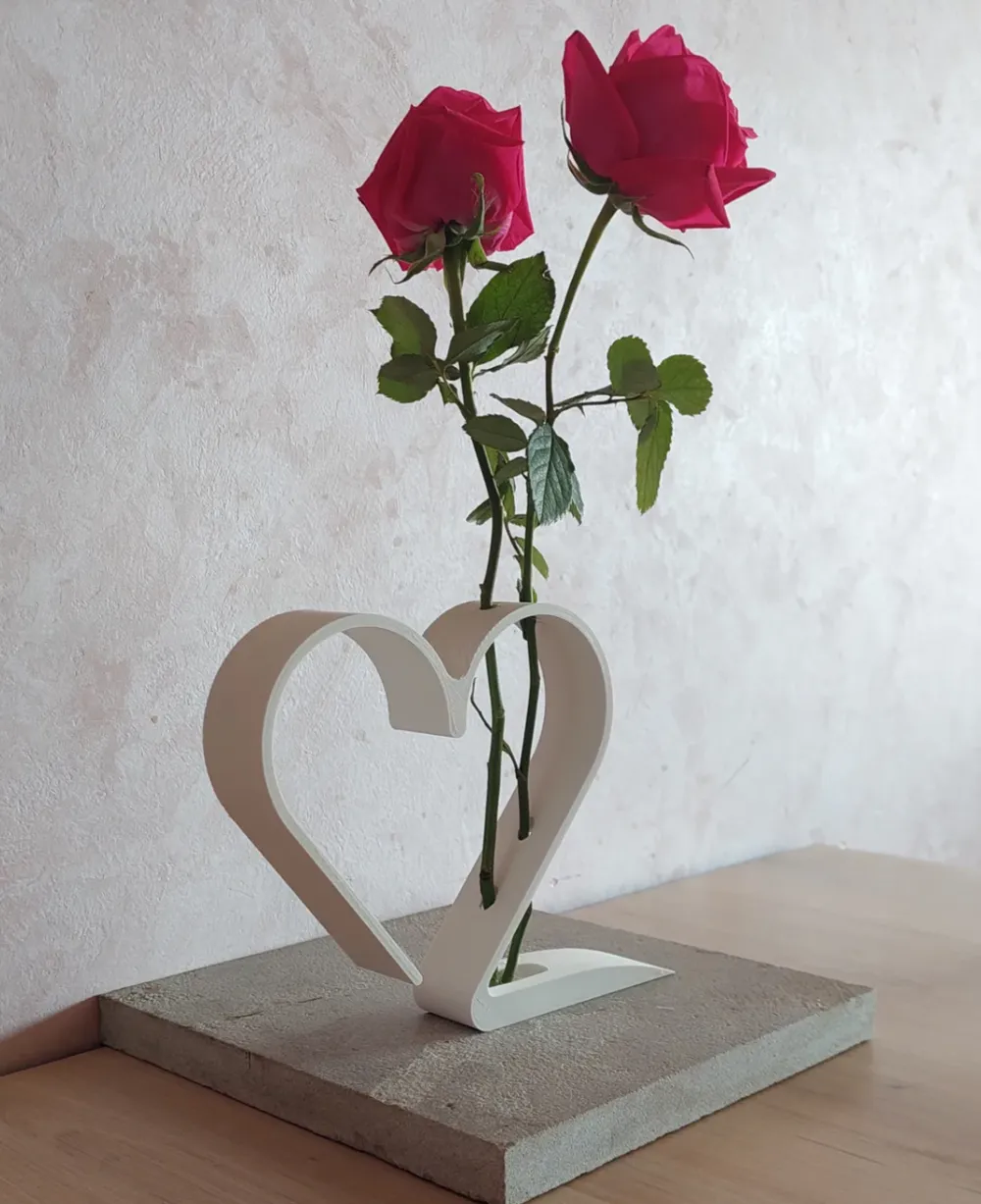 Heart-Shaped Vase for Dual Rose Display - Free 3D Print Model - MakerWorld